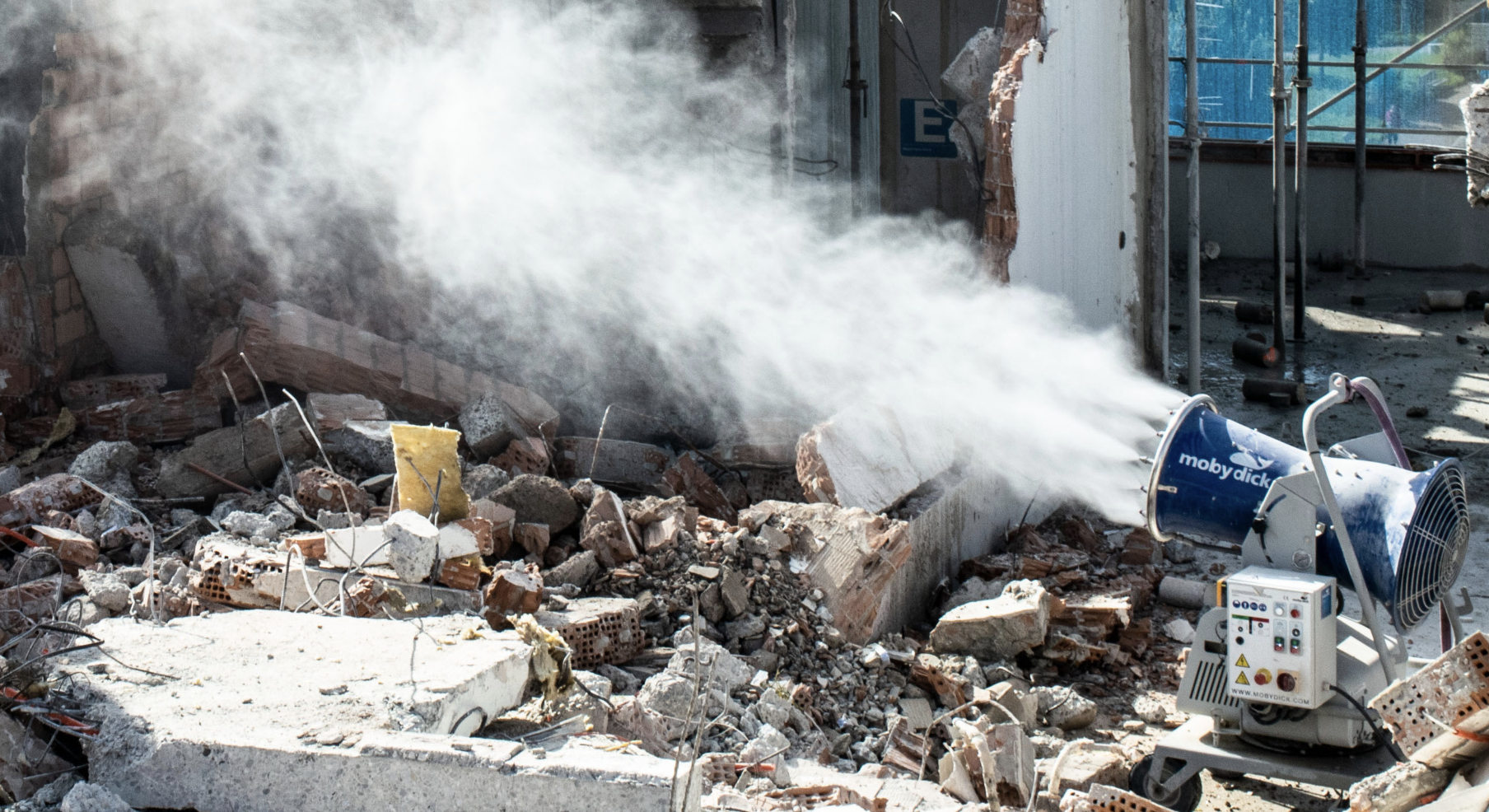 Dust cannons for reducing dust emissions